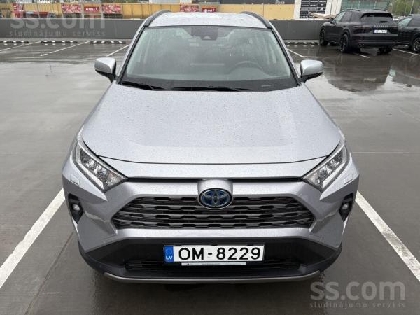Grey Toyota RAV4 2023 in Riga, with an engine capacity of 2.50 L and mileage of 72 thousand km for 29000 €, photo 2 on AUTOMOTO.COM.LV