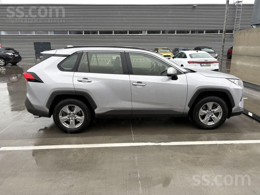 Pelēks Toyota RAV4 2023 Rīga, ar dzinēja tilpumu 2.50 L un nobraukumu 72 tūkst. km par 29000 €, foto 4 vietnē AUTOMOTO.COM.LV