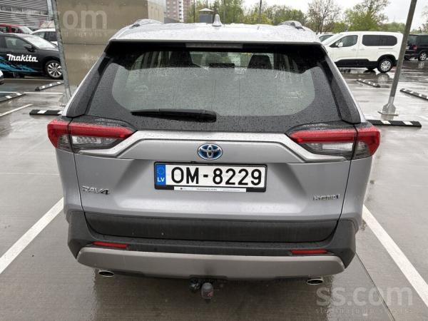 Grey Toyota RAV4 2023 in Riga, with an engine capacity of 2.50 L and mileage of 72 thousand km for 29000 €, photo 5 on AUTOMOTO.COM.LV