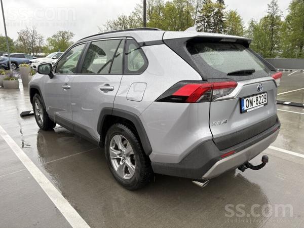 Grey Toyota RAV4 2023 in Riga, with an engine capacity of 2.50 L and mileage of 72 thousand km for 29000 €, photo 6 on AUTOMOTO.COM.LV