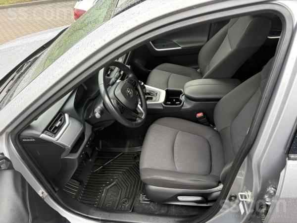 Grey Toyota RAV4 2023 in Riga, with an engine capacity of 2.50 L and mileage of 72 thousand km for 29000 €, photo 9 on AUTOMOTO.COM.LV