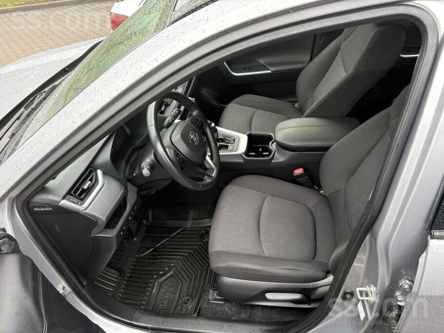 Pelēks Toyota RAV4 2023 Rīga, ar dzinēja tilpumu 2.50 L un nobraukumu 72 tūkst. km par 29000 €, foto 10 vietnē AUTOMOTO.COM.LV