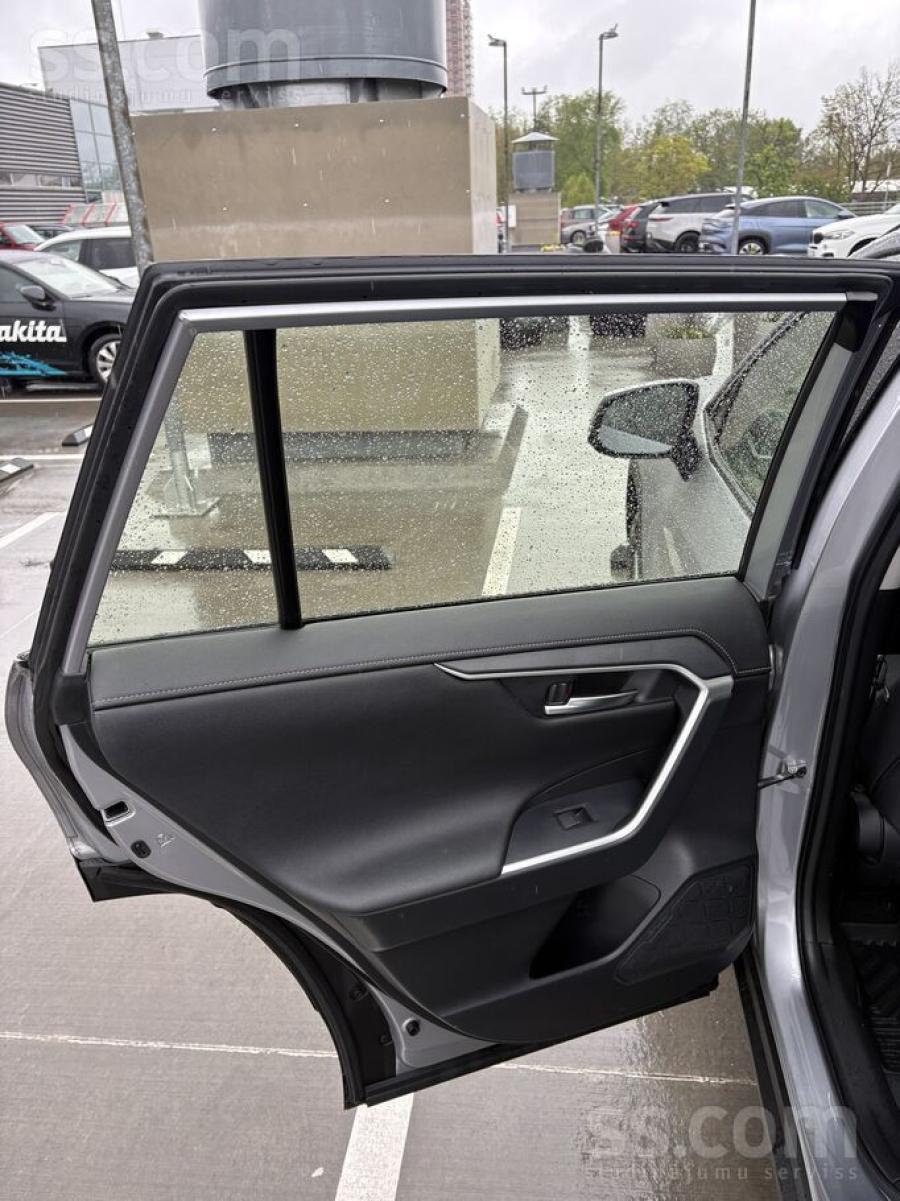 Pelēks Toyota RAV4 2023 Rīga, ar dzinēja tilpumu 2.50 L un nobraukumu 72 tūkst. km par 29000 €, foto 15 vietnē AUTOMOTO.COM.LV