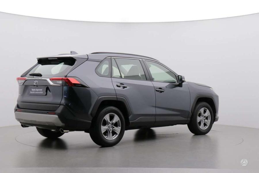 Grey Toyota RAV4 2023 in Vilnius, with an engine capacity of 1.99 L and mileage of 78 thousand km for 26900 €, photo 4 on AUTOMOTO.COM.LV