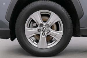 Grey Toyota RAV4 2023 in Vilnius, with an engine capacity of 1.99 L and mileage of 78 thousand km for 26900 €, photo 17 on AUTOMOTO.COM.LV