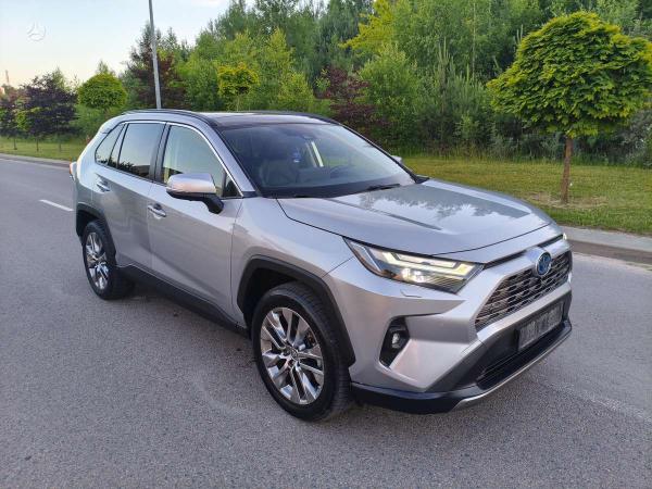 Grey Toyota RAV4 2023 in Vilnius, with an engine capacity of 2.49 L and mileage of 236 thousand km for 26600 €, photo 3 on AUTOMOTO.COM.LV