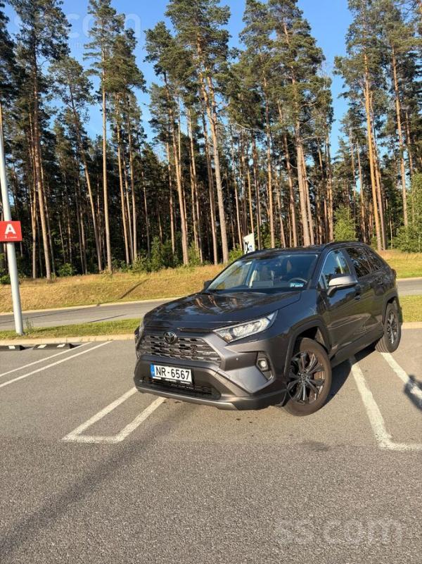 Grey Toyota RAV4 2023 in Riga, with an engine capacity of 2.00 L and mileage of 42 thousand km for 29500 €, photo 2 on AUTOMOTO.COM.LV