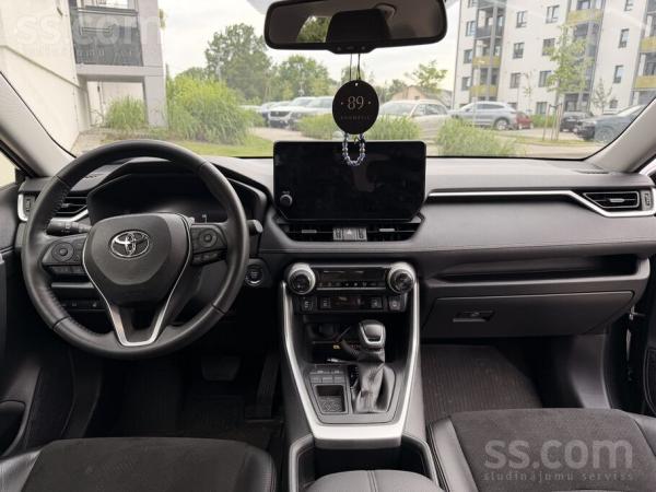 Grey Toyota RAV4 2023 in Riga, with an engine capacity of 2.00 L and mileage of 42 thousand km for 29500 €, photo 4 on AUTOMOTO.COM.LV