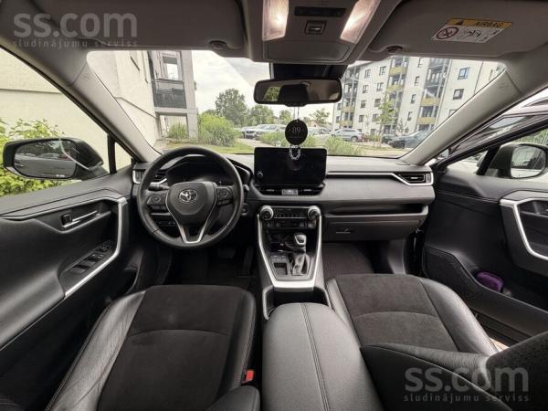 Grey Toyota RAV4 2023 in Riga, with an engine capacity of 2.00 L and mileage of 42 thousand km for 29500 €, photo 5 on AUTOMOTO.COM.LV