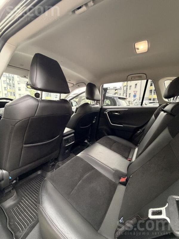 Grey Toyota RAV4 2023 in Riga, with an engine capacity of 2.00 L and mileage of 42 thousand km for 29500 €, photo 6 on AUTOMOTO.COM.LV