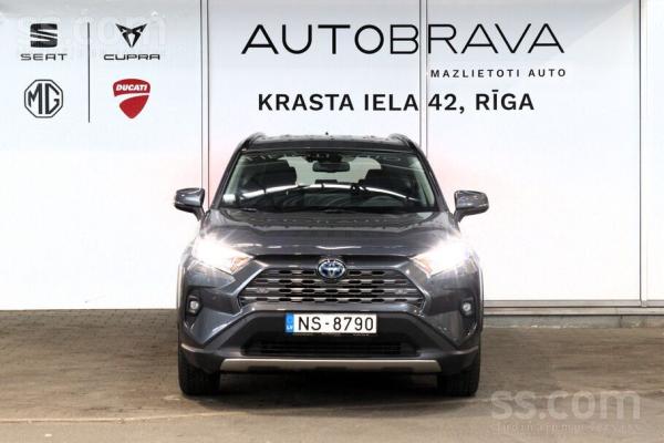 Grey Toyota RAV4 2023 in Riga, with an engine capacity of 2.50 L and mileage of 31 thousand km for 29800 €, photo 2 on AUTOMOTO.COM.LV