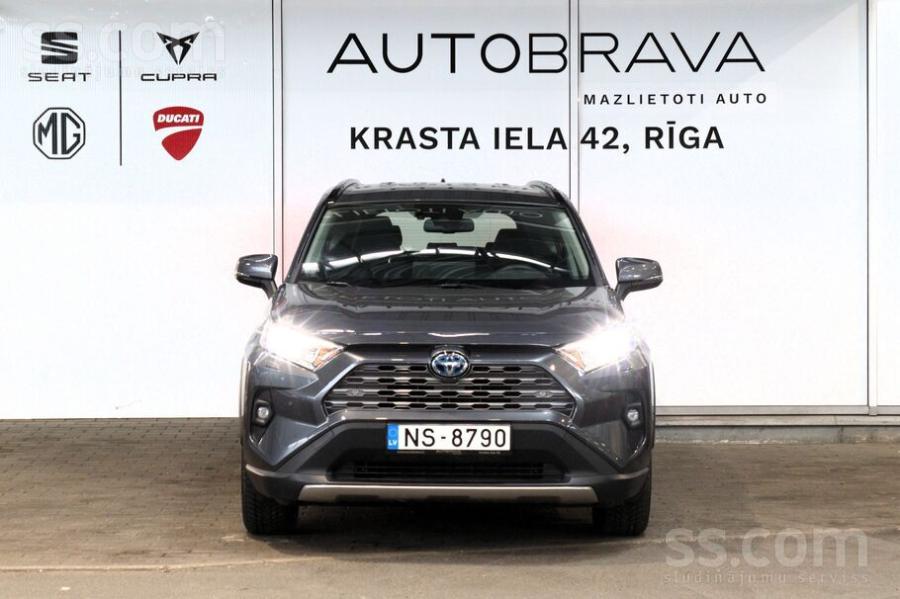 Grey Toyota RAV4 2023 in Riga, with an engine capacity of 2.50 L and mileage of 31 thousand km for 29800 €, photo 3 on AUTOMOTO.COM.LV