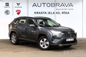 Grey Toyota RAV4 2023 in Riga, with an engine capacity of 2.50 L and mileage of 31 thousand km for 29800 €, photo 4 on AUTOMOTO.COM.LV
