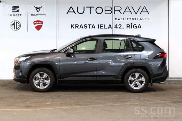 Grey Toyota RAV4 2023 in Riga, with an engine capacity of 2.50 L and mileage of 31 thousand km for 29800 €, photo 4 on AUTOMOTO.COM.LV