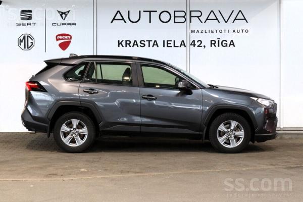 Grey Toyota RAV4 2023 in Riga, with an engine capacity of 2.50 L and mileage of 31 thousand km for 29800 €, photo 5 on AUTOMOTO.COM.LV