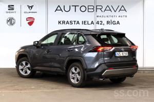 Grey Toyota RAV4 2023 in Riga, with an engine capacity of 2.50 L and mileage of 31 thousand km for 29800 €, photo 7 on AUTOMOTO.COM.LV