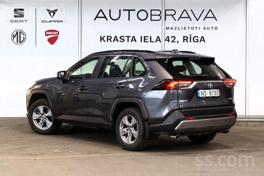 Grey Toyota RAV4 2023 in Riga, with an engine capacity of 2.50 L and mileage of 31 thousand km for 29800 €, photo 7 on AUTOMOTO.COM.LV