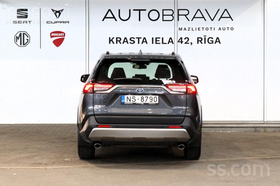 Grey Toyota RAV4 2023 in Riga, with an engine capacity of 2.50 L and mileage of 31 thousand km for 29800 €, photo 8 on AUTOMOTO.COM.LV