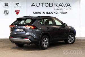 Grey Toyota RAV4 2023 in Riga, with an engine capacity of 2.50 L and mileage of 31 thousand km for 29800 €, photo 9 on AUTOMOTO.COM.LV