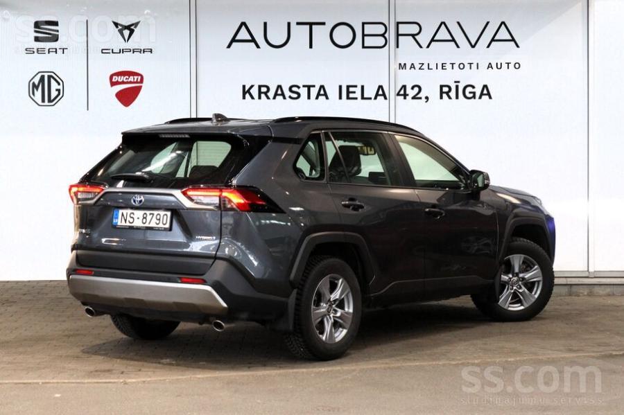 Grey Toyota RAV4 2023 in Riga, with an engine capacity of 2.50 L and mileage of 31 thousand km for 29800 €, photo 9 on AUTOMOTO.COM.LV
