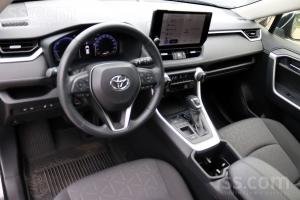 Grey Toyota RAV4 2023 in Riga, with an engine capacity of 2.50 L and mileage of 31 thousand km for 29800 €, photo 10 on AUTOMOTO.COM.LV