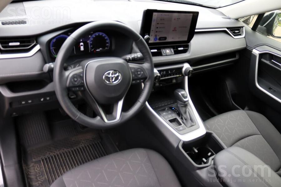 Grey Toyota RAV4 2023 in Riga, with an engine capacity of 2.50 L and mileage of 31 thousand km for 29800 €, photo 10 on AUTOMOTO.COM.LV
