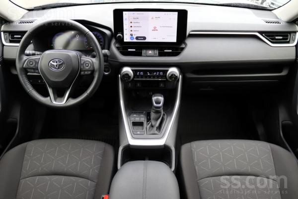 Grey Toyota RAV4 2023 in Riga, with an engine capacity of 2.50 L and mileage of 31 thousand km for 29800 €, photo 10 on AUTOMOTO.COM.LV