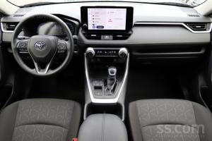 Grey Toyota RAV4 2023 in Riga, with an engine capacity of 2.50 L and mileage of 31 thousand km for 29800 €, photo 11 on AUTOMOTO.COM.LV