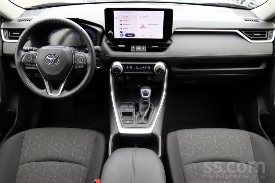 Grey Toyota RAV4 2023 in Riga, with an engine capacity of 2.50 L and mileage of 31 thousand km for 29800 €, photo 11 on AUTOMOTO.COM.LV
