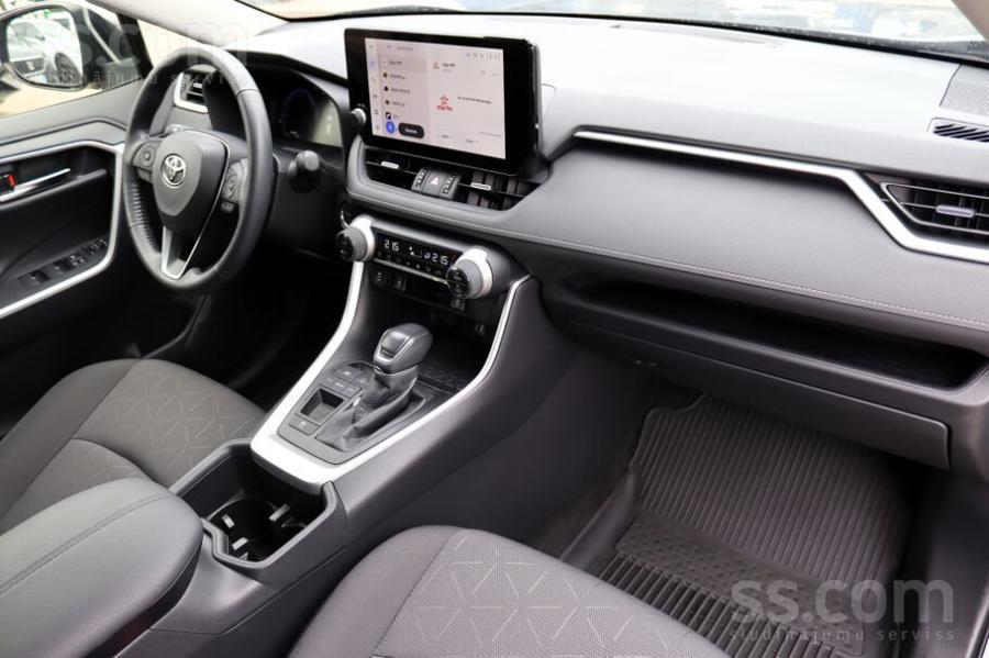 Grey Toyota RAV4 2023 in Riga, with an engine capacity of 2.50 L and mileage of 31 thousand km for 29800 €, photo 24 on AUTOMOTO.COM.LV