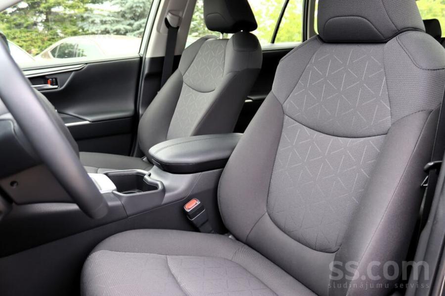 Grey Toyota RAV4 2023 in Riga, with an engine capacity of 2.50 L and mileage of 31 thousand km for 29800 €, photo 25 on AUTOMOTO.COM.LV