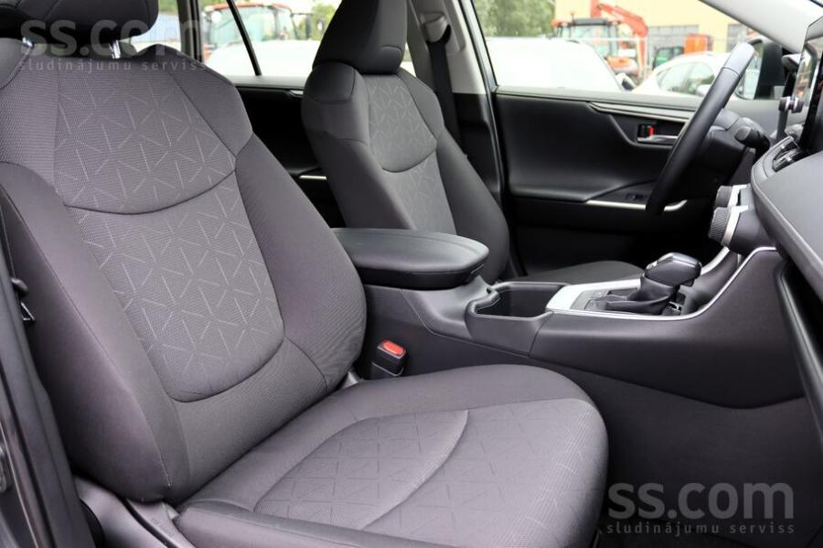 Grey Toyota RAV4 2023 in Riga, with an engine capacity of 2.50 L and mileage of 31 thousand km for 29800 €, photo 26 on AUTOMOTO.COM.LV