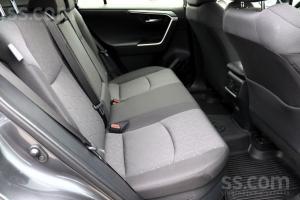 Grey Toyota RAV4 2023 in Riga, with an engine capacity of 2.50 L and mileage of 31 thousand km for 29800 €, photo 27 on AUTOMOTO.COM.LV