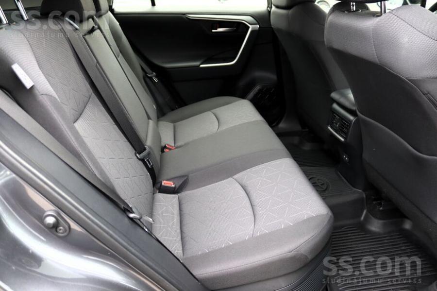 Grey Toyota RAV4 2023 in Riga, with an engine capacity of 2.50 L and mileage of 31 thousand km for 29800 €, photo 27 on AUTOMOTO.COM.LV