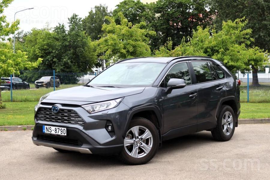 Grey Toyota RAV4 2023 in Riga, with an engine capacity of 2.50 L and mileage of 31 thousand km for 29800 €, photo 30 on AUTOMOTO.COM.LV