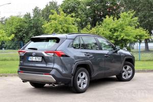 Grey Toyota RAV4 2023 in Riga, with an engine capacity of 2.50 L and mileage of 31 thousand km for 29800 €, photo 31 on AUTOMOTO.COM.LV