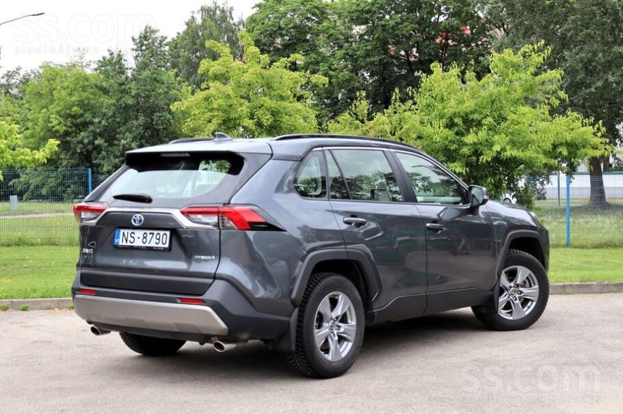 Grey Toyota RAV4 2023 in Riga, with an engine capacity of 2.50 L and mileage of 31 thousand km for 29800 €, photo 31 on AUTOMOTO.COM.LV