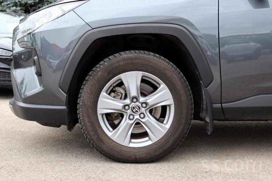 Grey Toyota RAV4 2023 in Riga, with an engine capacity of 2.50 L and mileage of 31 thousand km for 29800 €, photo 32 on AUTOMOTO.COM.LV