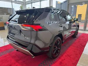 Pelēks Toyota RAV4 2023 Šauļi, ar dzinēja tilpumu 2.49 L un nobraukumu 24 tūkst. km par 36900 €, foto 8 vietnē AUTOMOTO.COM.LV