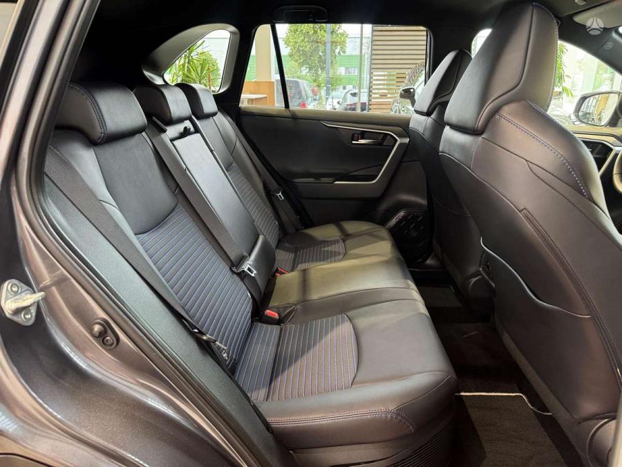 Pelēks Toyota RAV4 2023 Šauļi, ar dzinēja tilpumu 2.49 L un nobraukumu 24 tūkst. km par 36900 €, foto 31 vietnē AUTOMOTO.COM.LV