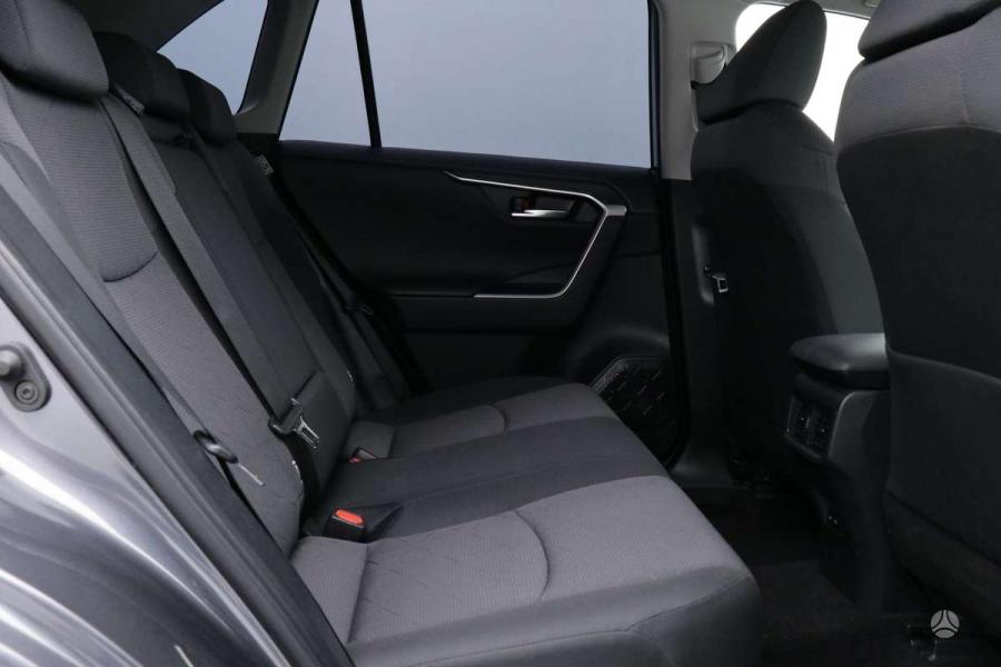 Grey Toyota RAV4 2023 in Vilnius, with an engine capacity of 1.99 L and mileage of 56 thousand km for 29900 €, photo 11 on AUTOMOTO.COM.LV