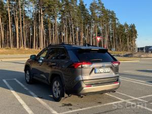 Grey Toyota RAV4 2023 in Riga, with an engine capacity of 2.50 L and mileage of 54 thousand km for 34900 €, photo 3 on AUTOMOTO.COM.LV