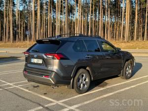 Grey Toyota RAV4 2023 in Riga, with an engine capacity of 2.50 L and mileage of 54 thousand km for 34900 €, photo 4 on AUTOMOTO.COM.LV