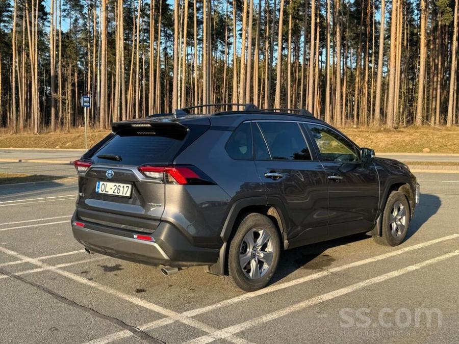 Grey Toyota RAV4 2023 in Riga, with an engine capacity of 2.50 L and mileage of 54 thousand km for 34900 €, photo 4 on AUTOMOTO.COM.LV