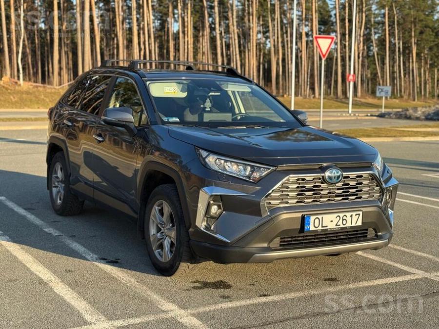 Grey Toyota RAV4 2023 in Riga, with an engine capacity of 2.50 L and mileage of 54 thousand km for 34900 €, photo 5 on AUTOMOTO.COM.LV