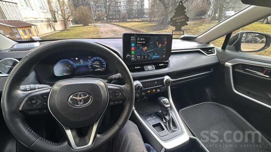 Grey Toyota RAV4 2023 in Riga, with an engine capacity of 2.50 L and mileage of 54 thousand km for 34900 €, photo 8 on AUTOMOTO.COM.LV