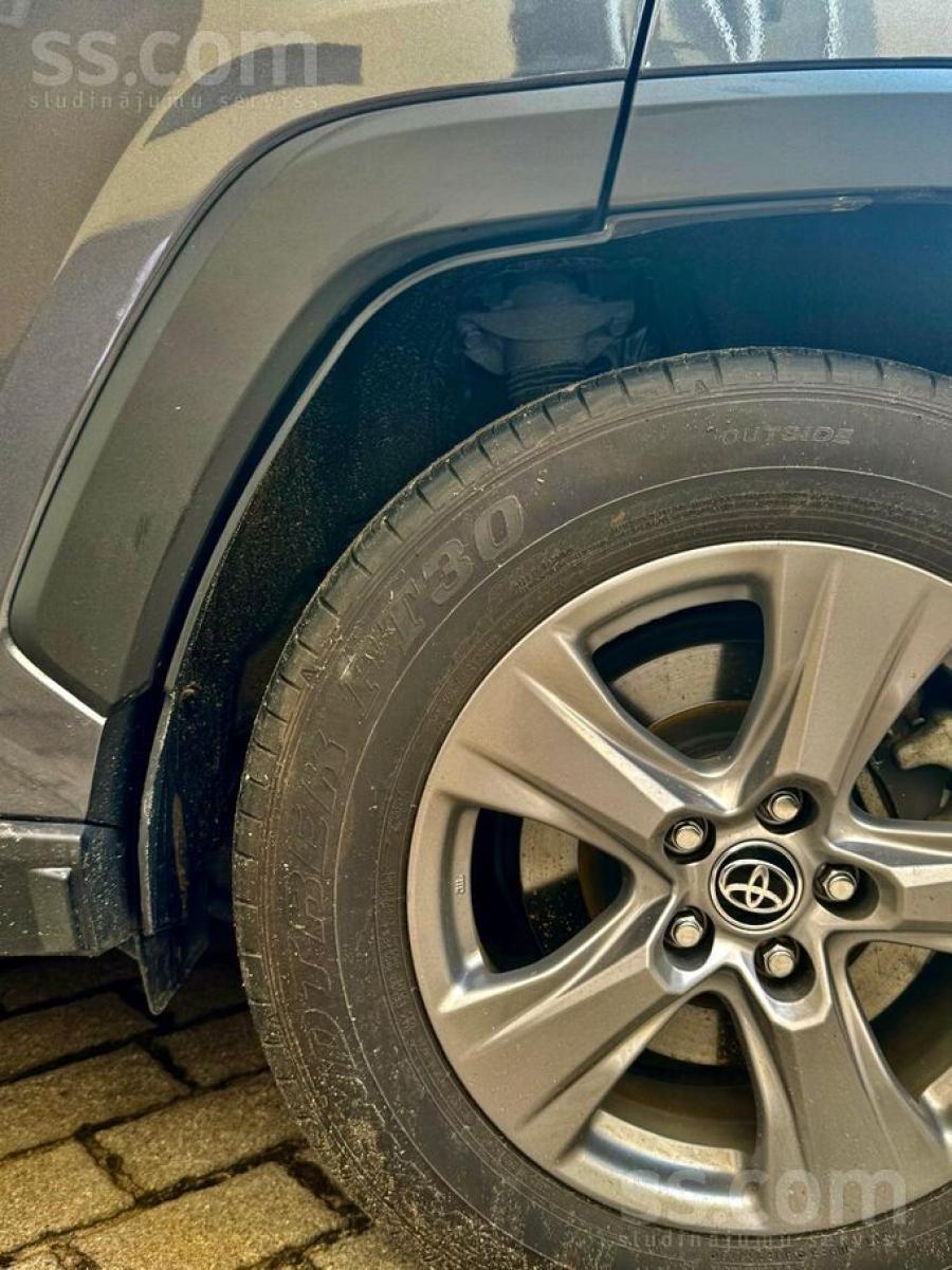 Grey Toyota RAV4 2023 in Riga, with an engine capacity of 2.50 L and mileage of 54 thousand km for 34900 €, photo 15 on AUTOMOTO.COM.LV