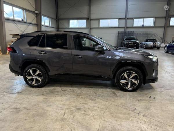 Grey Toyota RAV4 2023 in Vilnius, with an engine capacity of 2.49 L and mileage of 77 thousand km for 35999 €, photo 6 on AUTOMOTO.COM.LV
