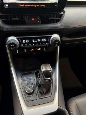Grey Toyota RAV4 2023 in Vilnius, with an engine capacity of 2.49 L and mileage of 77 thousand km for 35999 €, photo 22 on AUTOMOTO.COM.LV