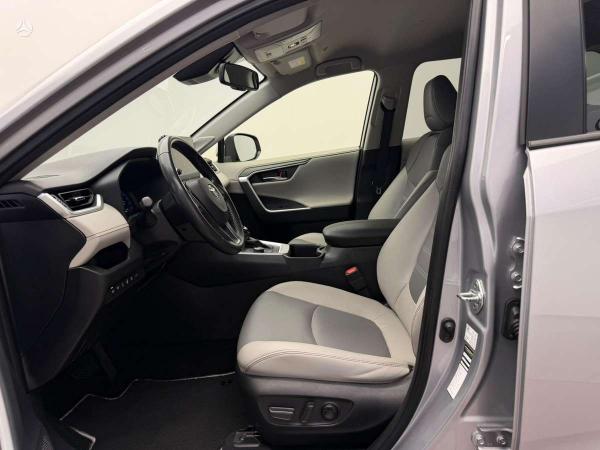 Pelēks Toyota RAV4 2023 Panevēža, ar dzinēja tilpumu 2.49 L un nobraukumu 53 tūkst. km par 37490 €, foto 9 vietnē AUTOMOTO.COM.LV